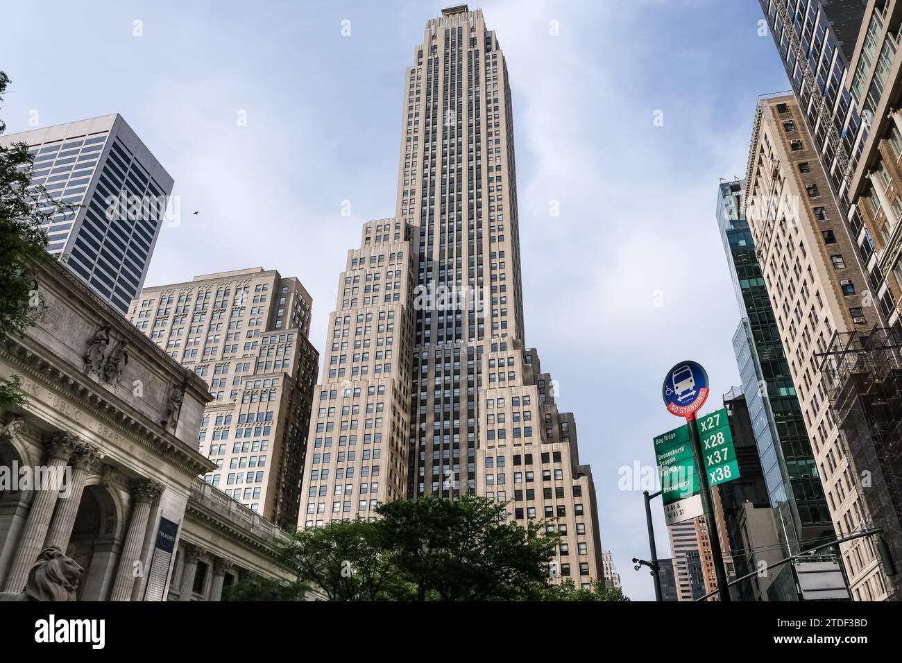 Architectural detail of the intersection at 5th Avenue and West 41st ...