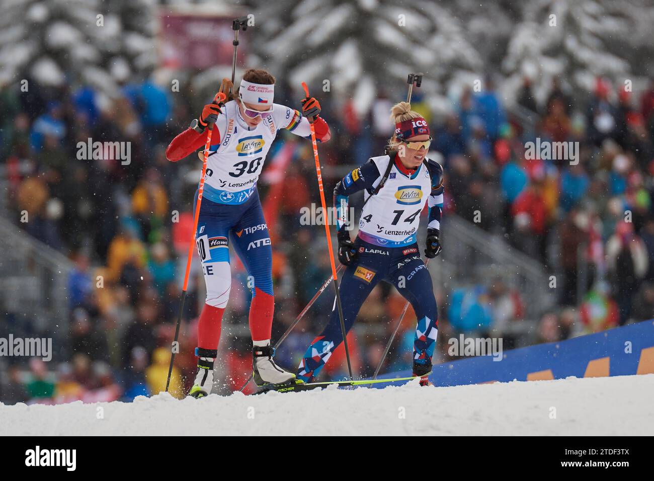 Lenzerheide, Schweiz, 14. Dezember 2023. Jislova Jessica CZE vor Skogan ...