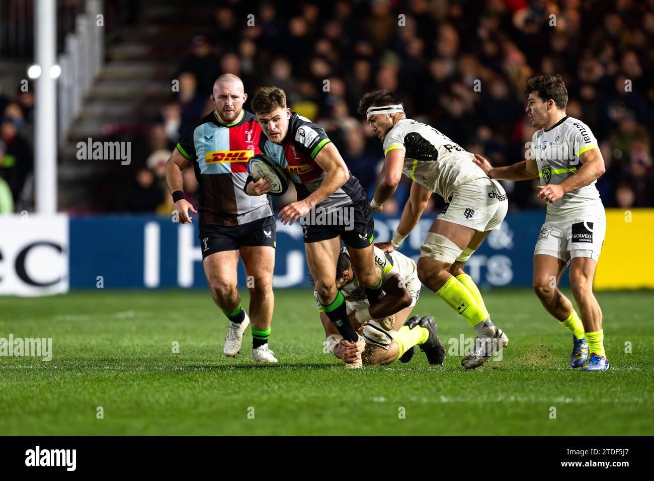 LONDON, UNITED KINGDOM. 17th, Dec 2023. Oscar Beard of Harlequins is ...