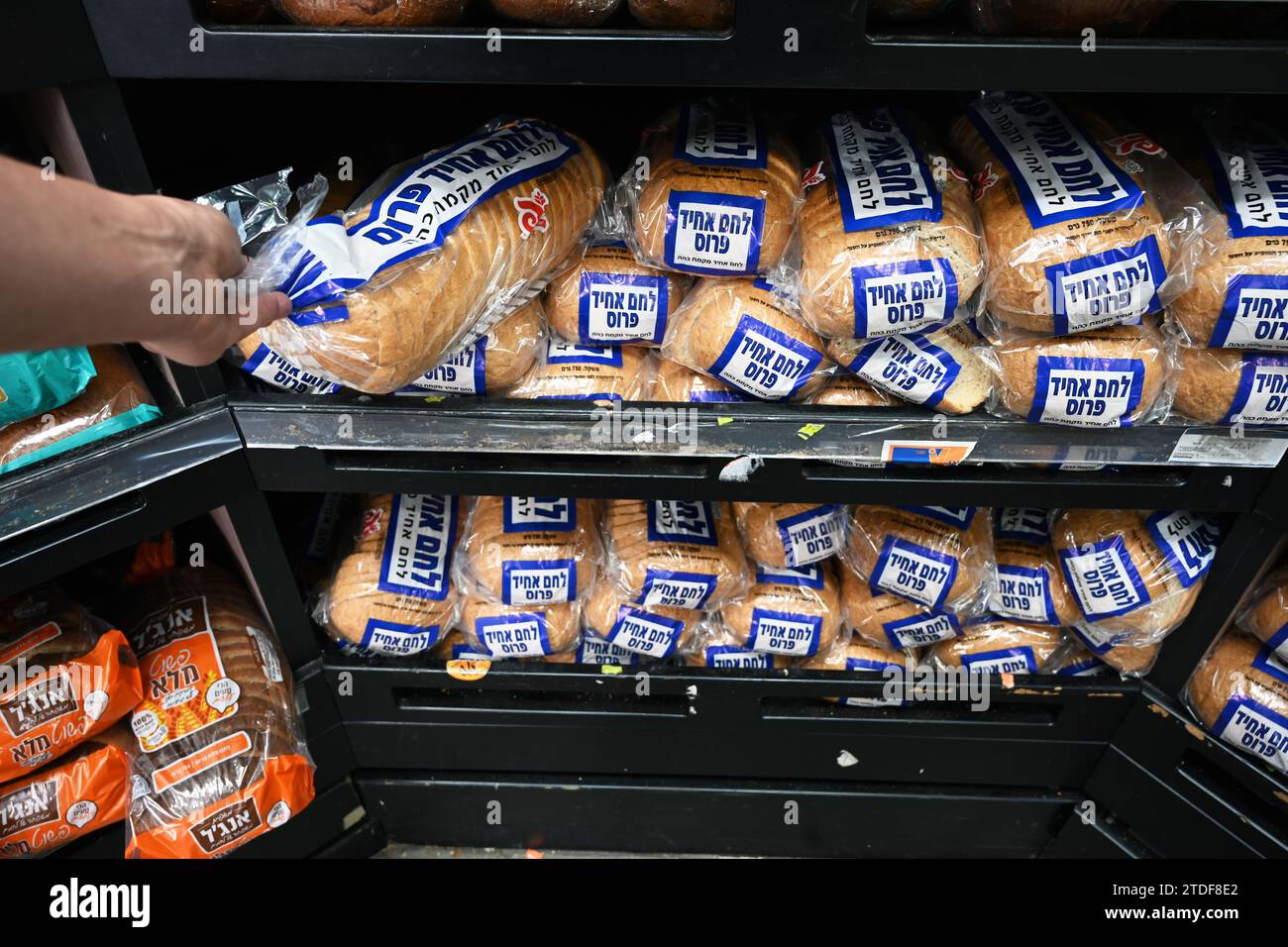 Bread aisle in supermarket hi-res stock photography and images - Alamy