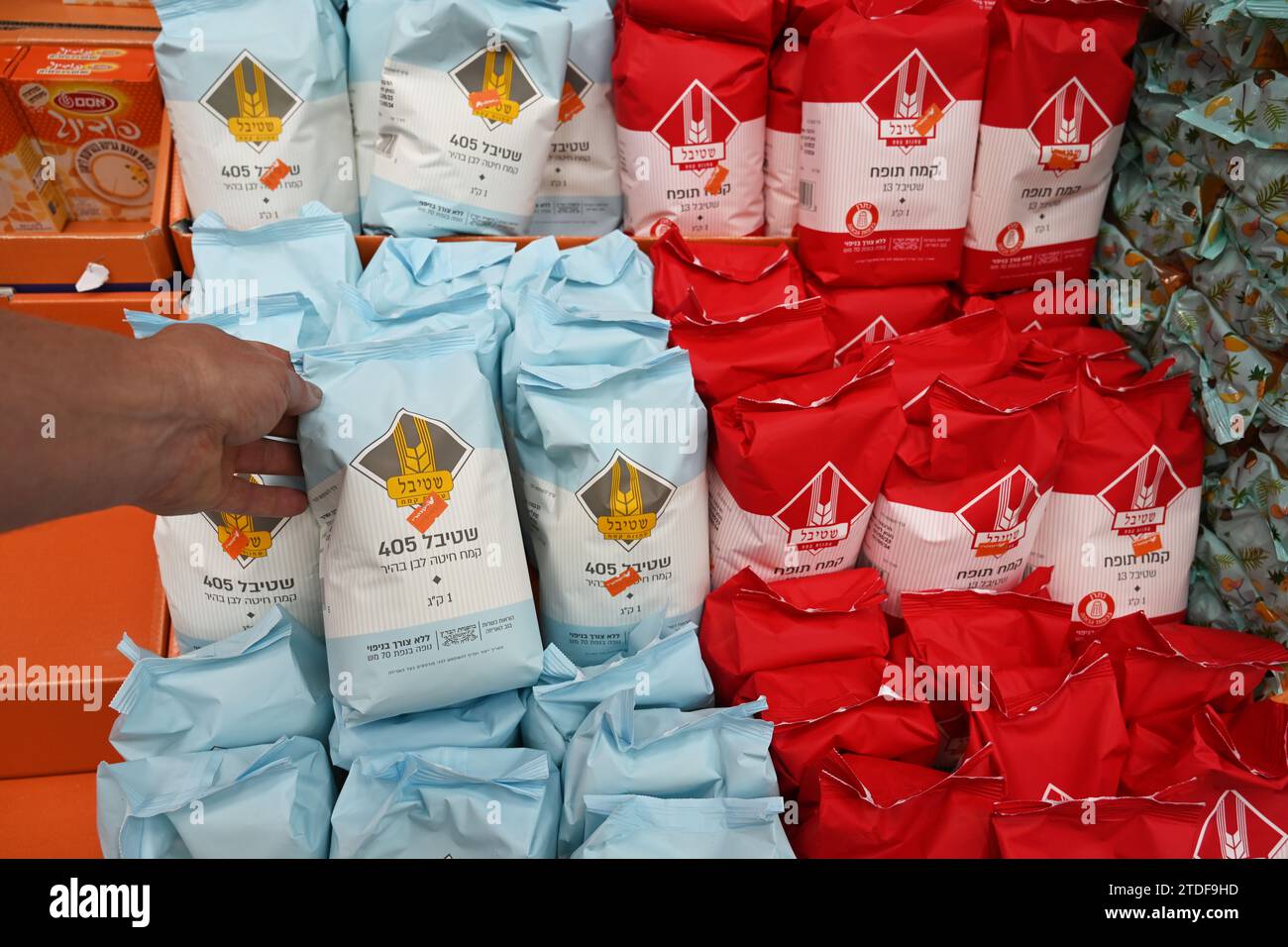 Flour supermarket shelves hi-res stock photography and images - Alamy