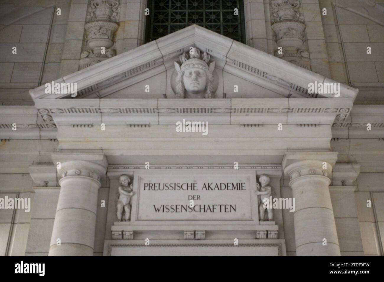 Berlin, Deutschland 18. Dezember 2023: Eingang mit Schriftzug ...