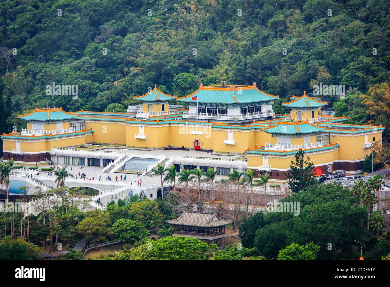 China paifang entrance sun hi-res stock photography and images - Alamy