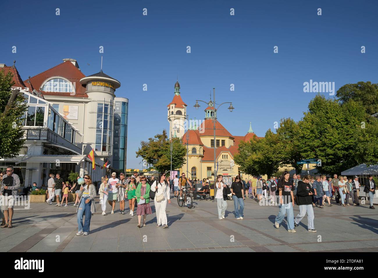 Urlauber auf dem Platz Plac Przyjaciol Sopotu, hinten Leuchtturm ...