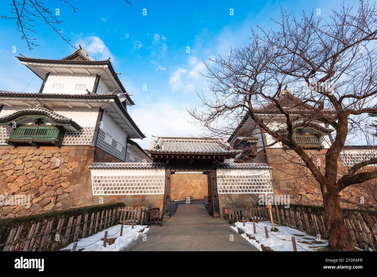 Japanese castle gate hi-res stock photography and images - Alamy