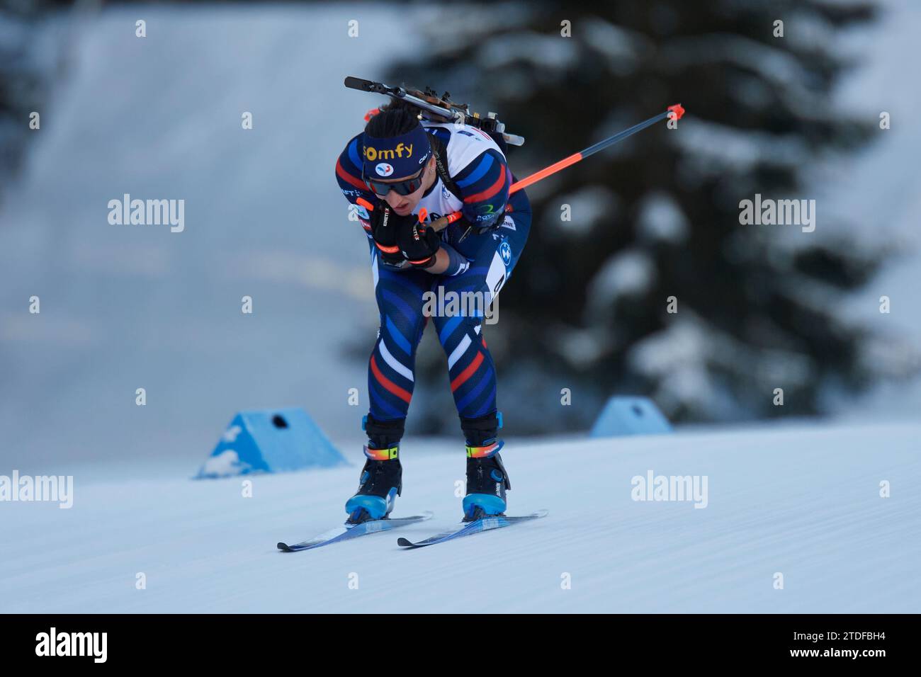 Lenzerheide, Schweiz, 16. Dezember 2023. Simon Julia FRA bei der 10 km ... Lenzerheide, Schweiz, 16. Dezember 2023. Simon Julia FRA bei der 10 km ...