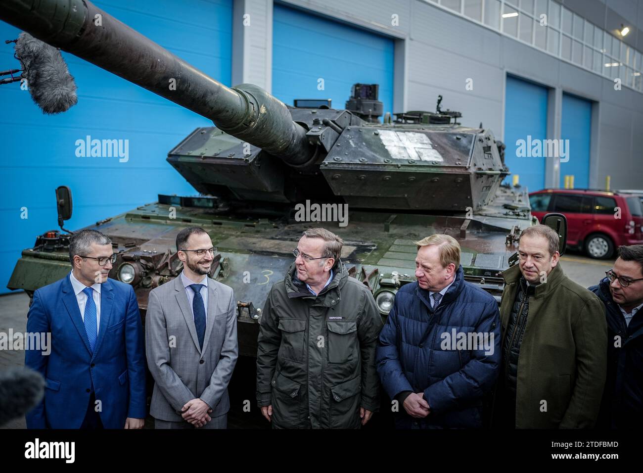 Jonava, Lithuania. 18th Dec, 2023. Boris Pistorius (M, SPD), Federal ...