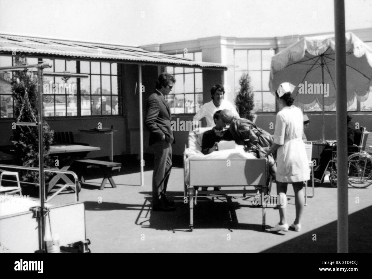 CLINT EASTWOOD RENI SANTONI and LYN EDGINGTON on set location candid ...