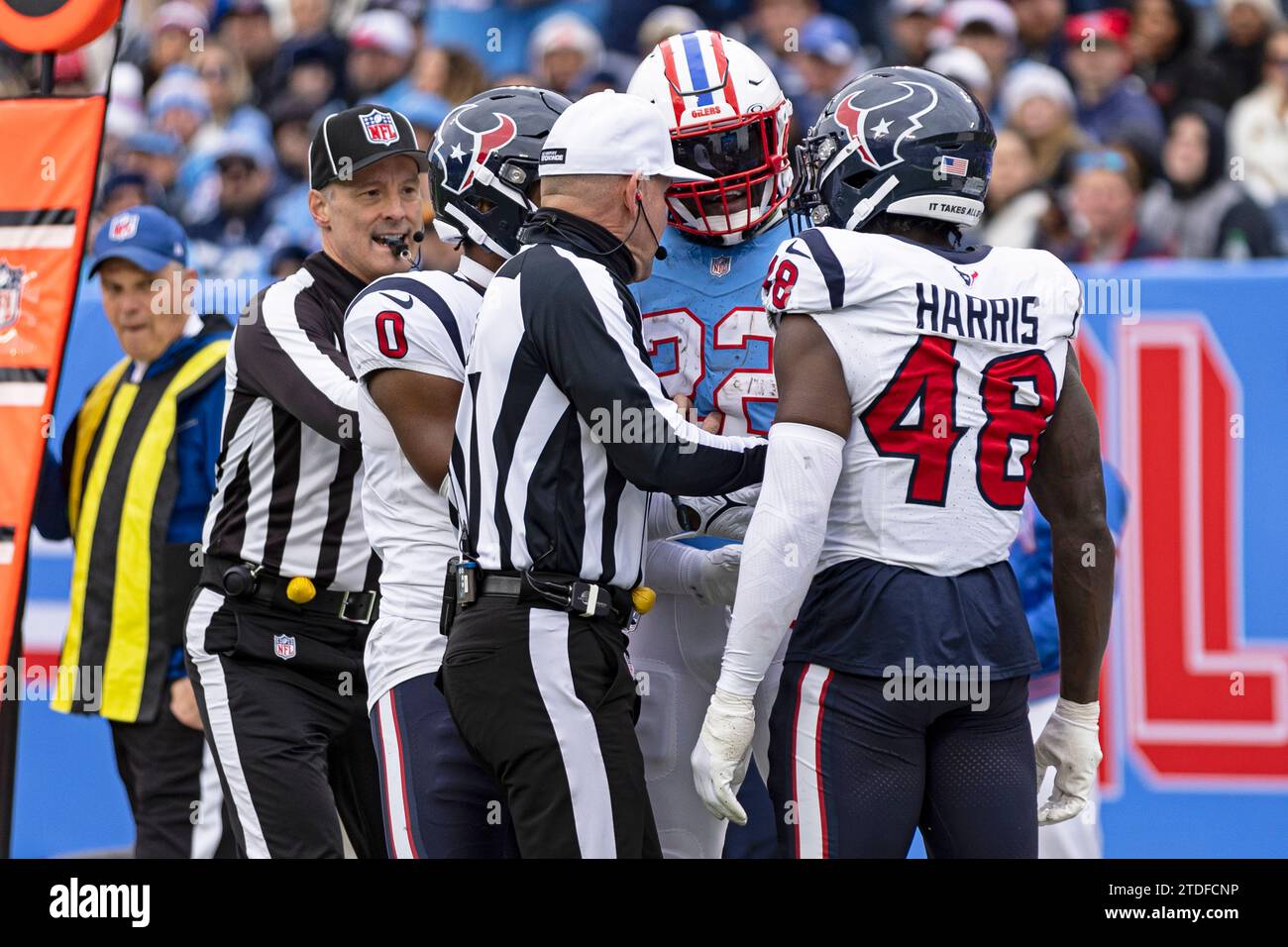Officials separate Tennessee Titans running back Derrick Henry (22) and ...