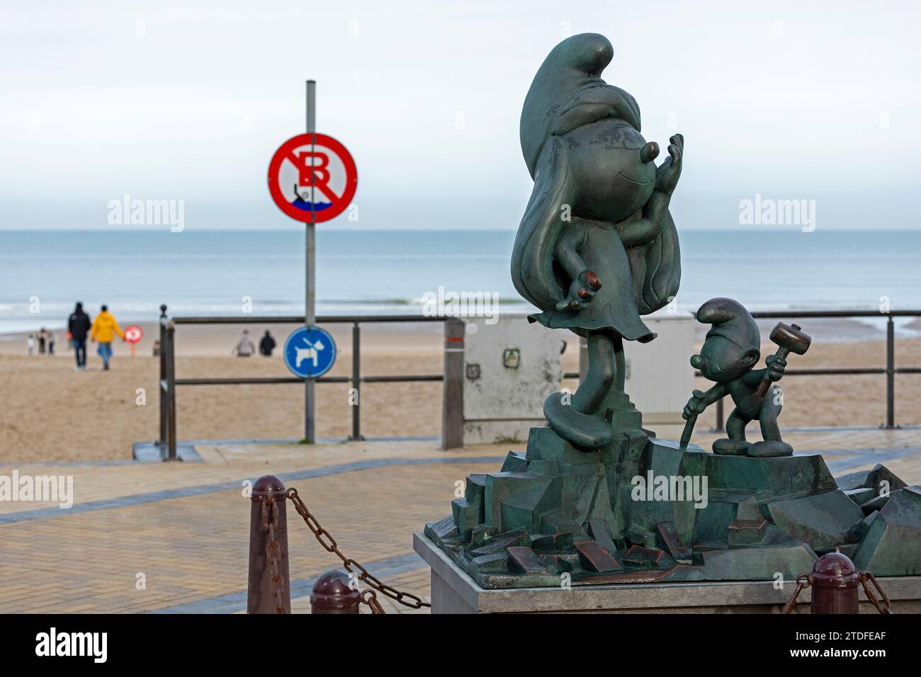 Smurf statue, seafront, beach, Westende, Middelkerke, Belgium Stock ...