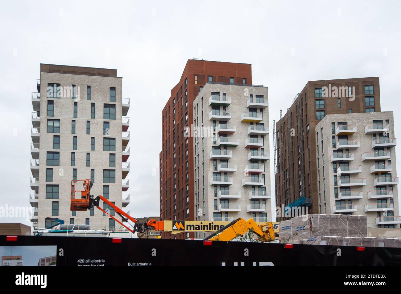 Maidenhead, UK. 15th December, 2023. Homes under construction in ...