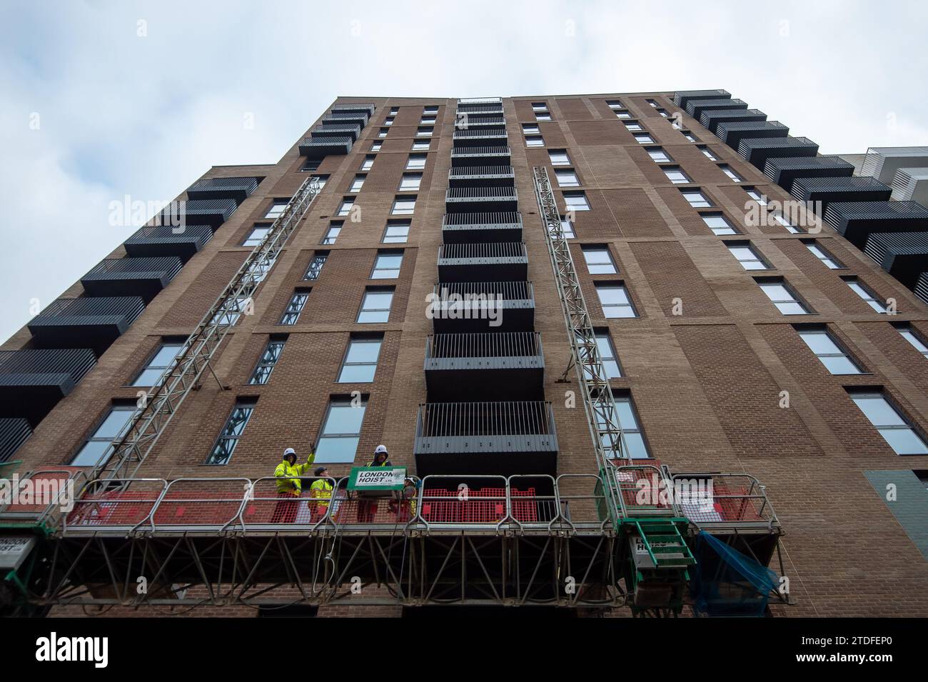 Maidenhead, UK. 15th December, 2023. Homes under construction in ...