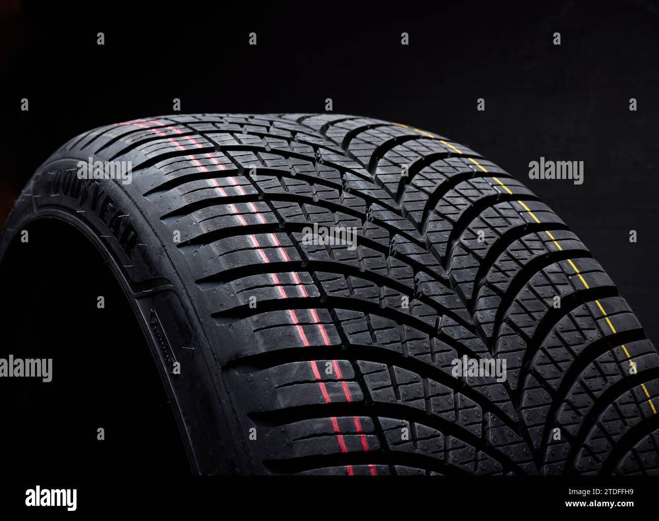 Black wheels and tyres hi-res stock photography and images - Alamy