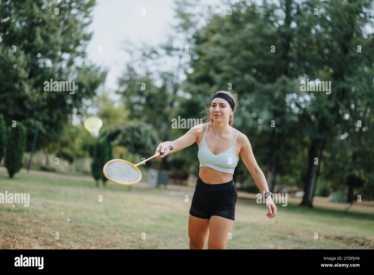Girls playing badminton hi-res stock photography and images - Alamy
