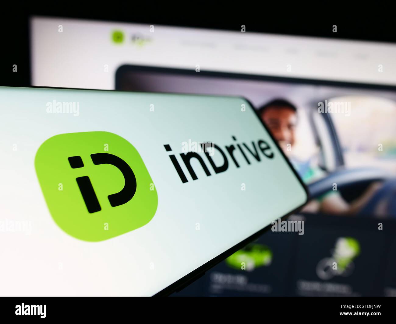 Mobile phone with logo of American ride-hailing company Suol ...