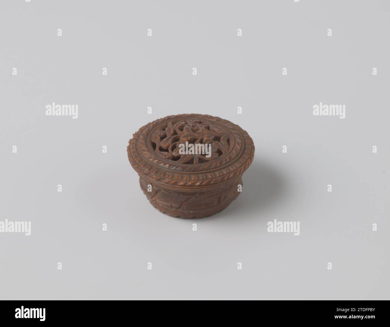 Box cut from coconut, anonymous, c. 1400 - c. 1950 Box, small and round ...