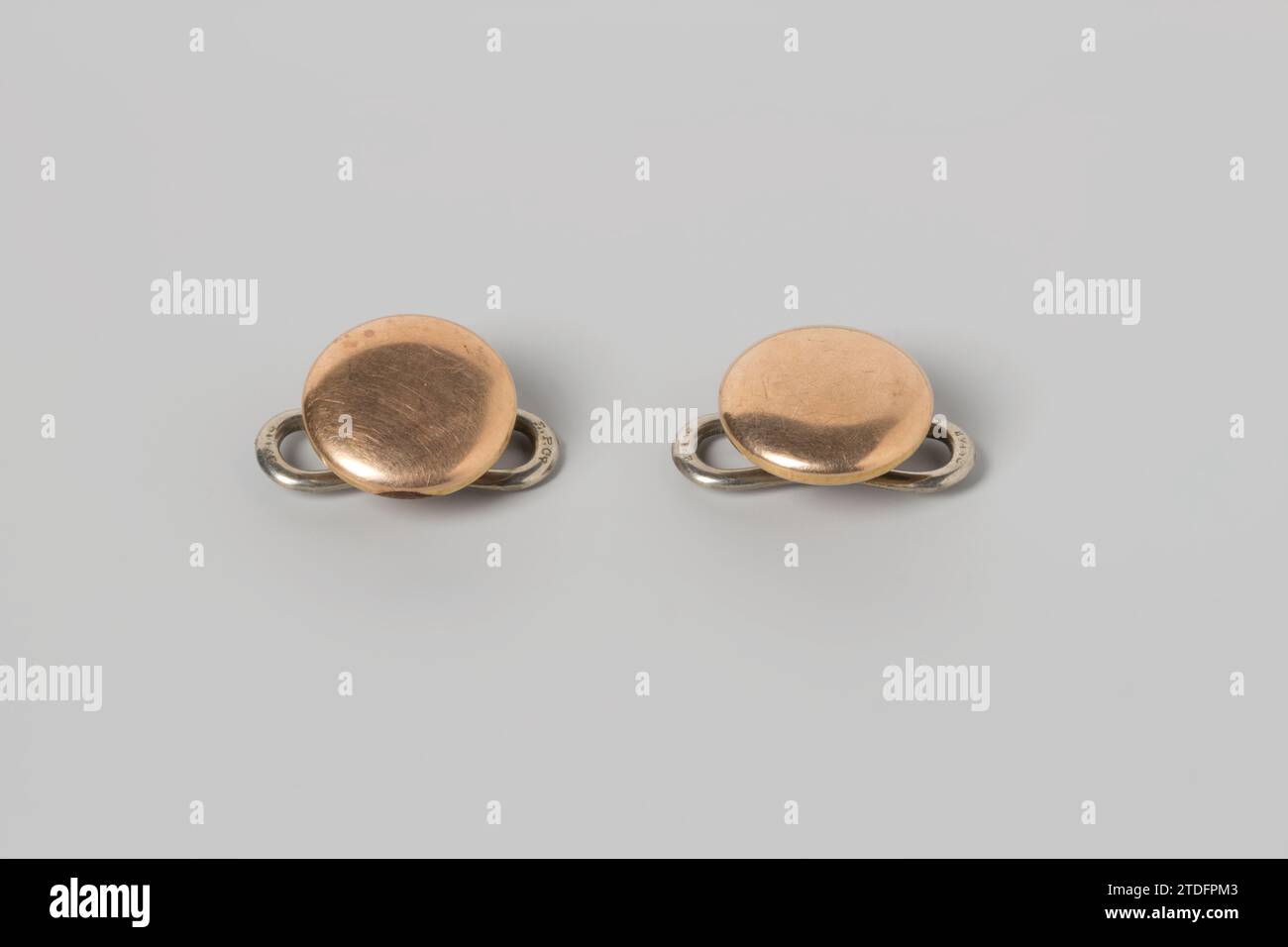 Vest button of metal, anonymous, c. 1900 - c. 1940 Round vest button of ...