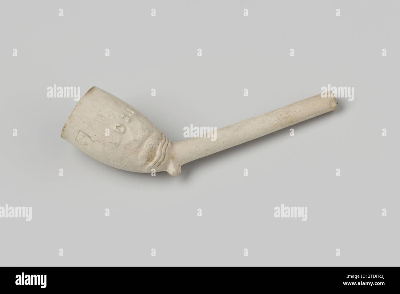 Tabakspijp., anonymous, c. 1400 - c. 1950 Tobacco pipe. On the head ...