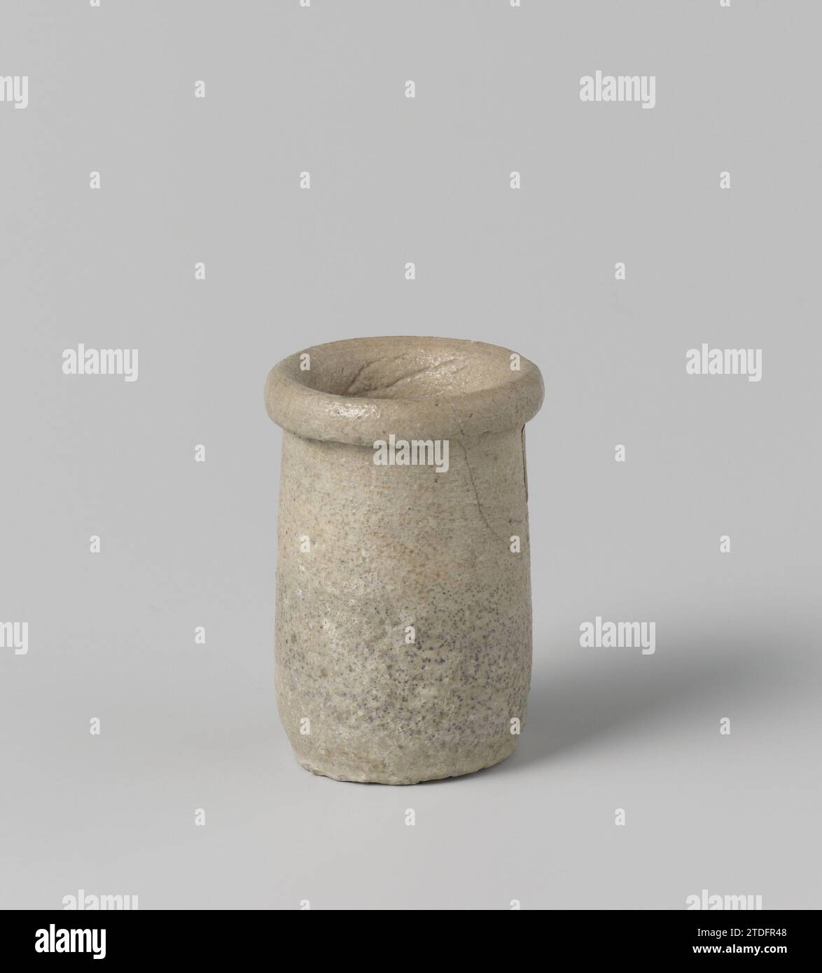 Cylindrical jar, anonymous, c. 1600 - c. 1699 Small, cylindrical pot of stoneware with a ...