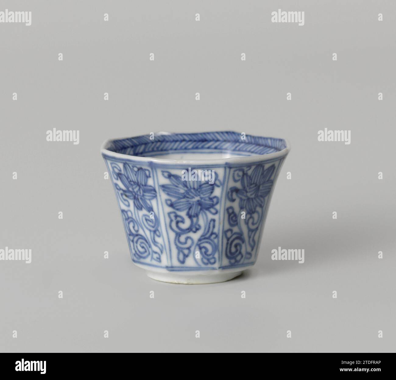 Octagonal cup with lotus scrolls, anonymous, c. 1680 - c. 1720 ...