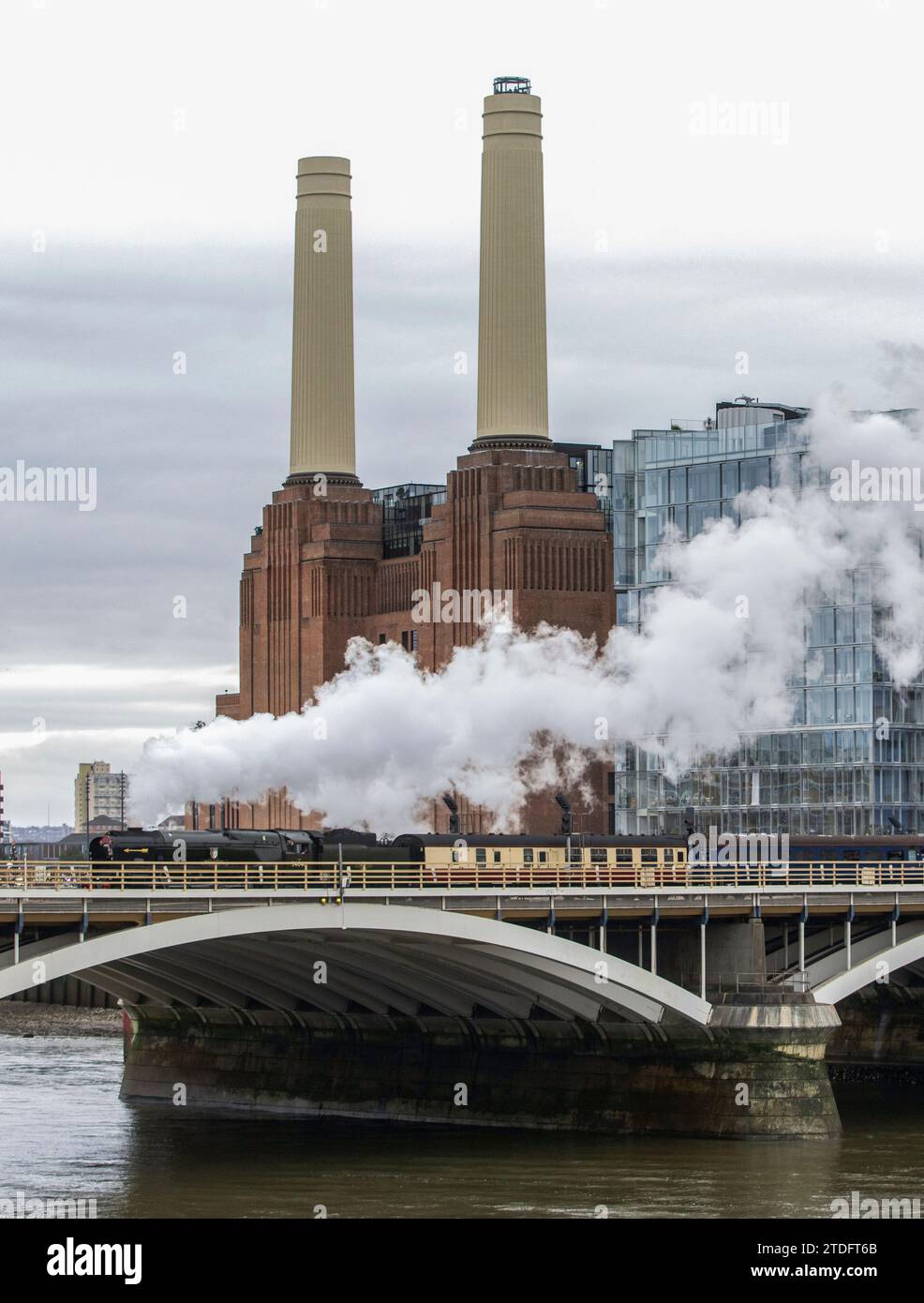 © Jeff Moore The Santa Steam Express train passes the iconic Battersea ...