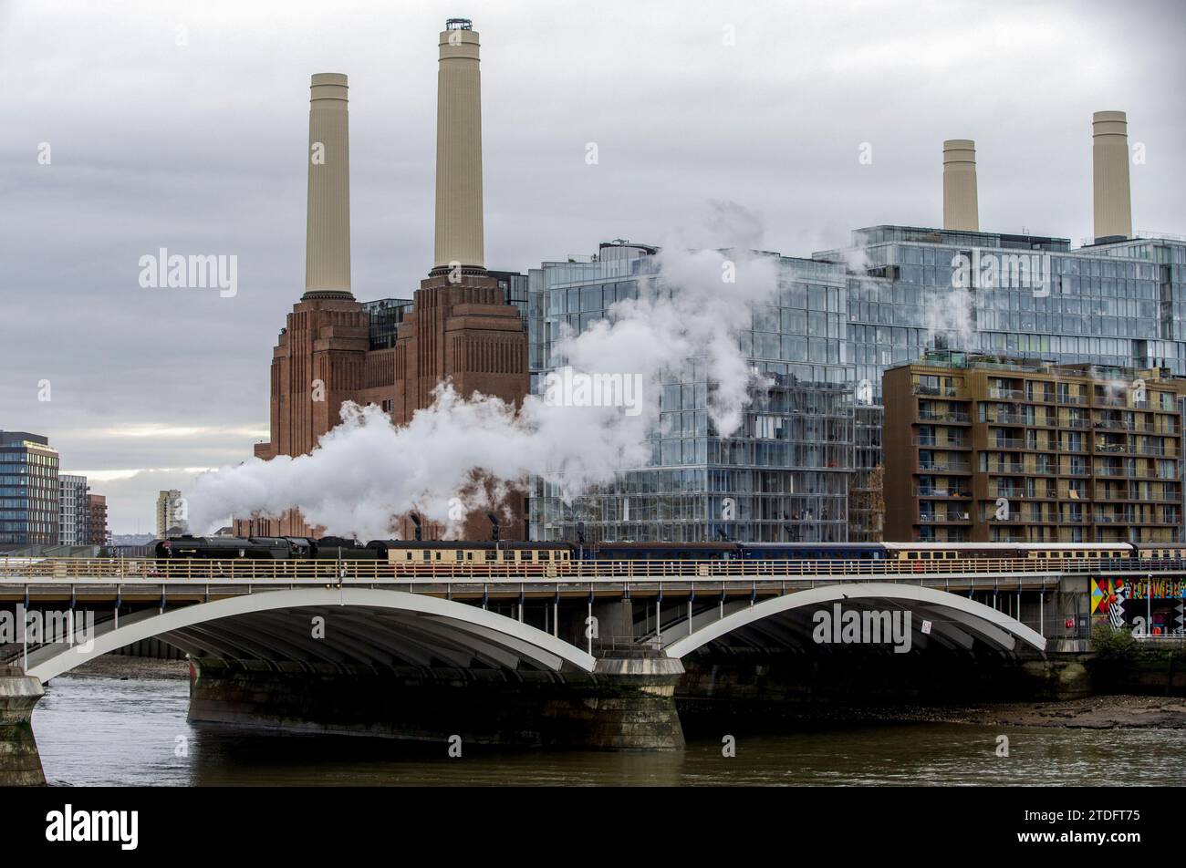 © Jeff Moore The Santa Steam Express train passes the iconic Battersea ...