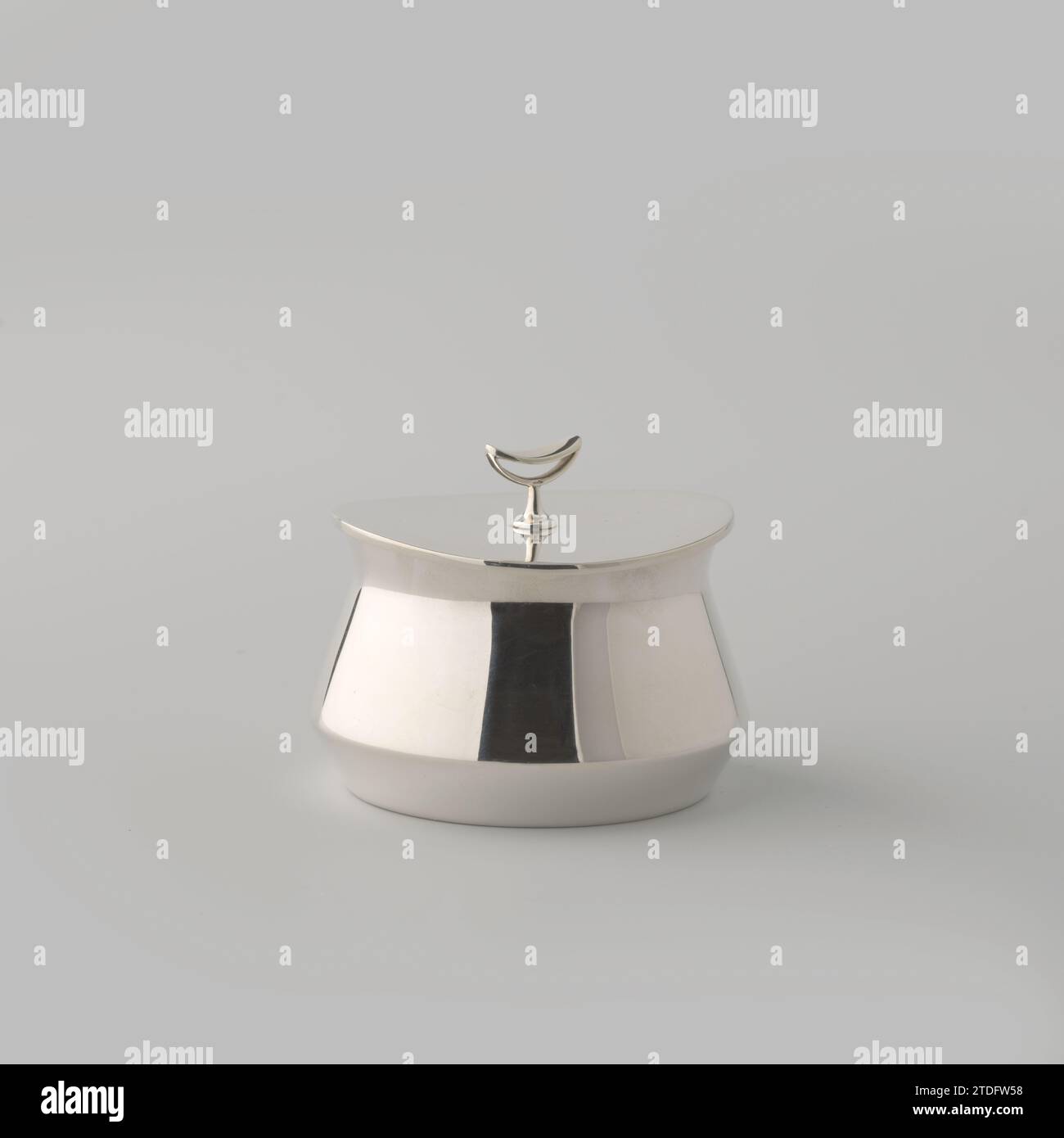 Slanting lid hi-res stock photography and images - Alamy