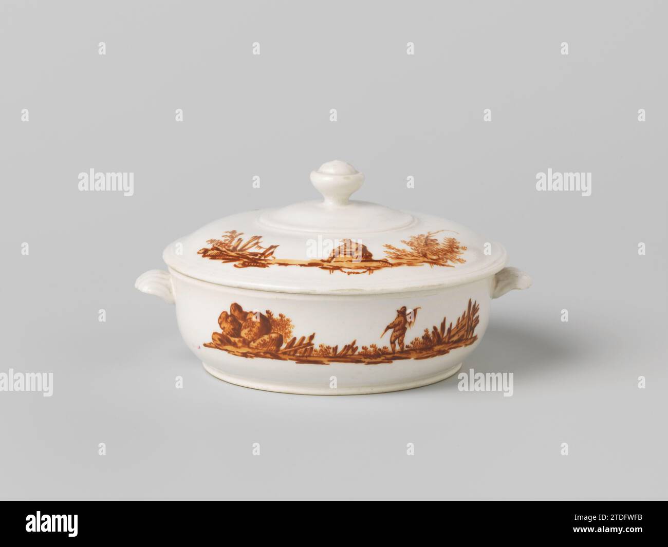 Lid of butter fleet, painted with landscapes with figures, manufacture ...