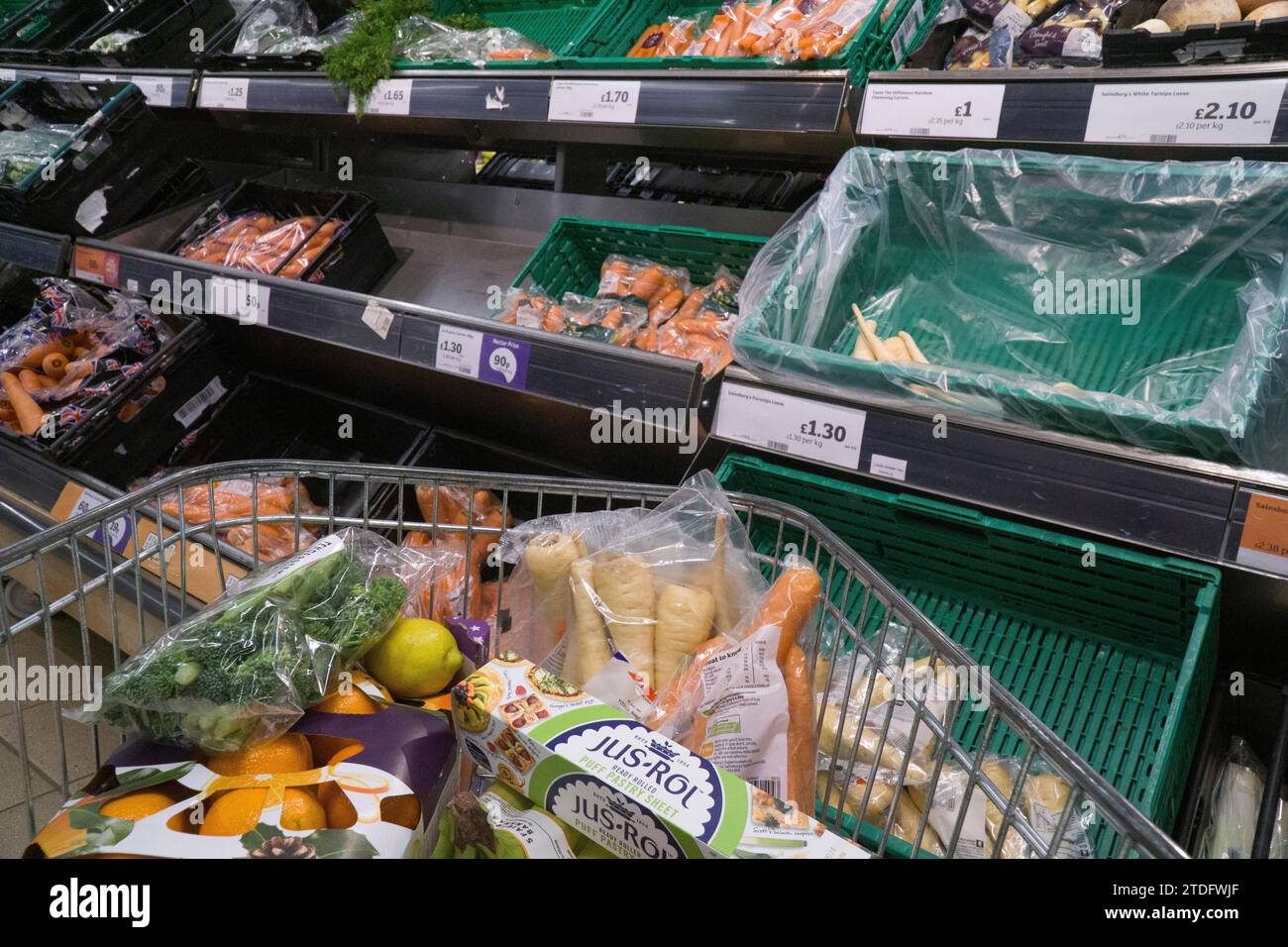 London, UK. 18th Dec, 2023. A shopping trolley with Christmas food in a ...