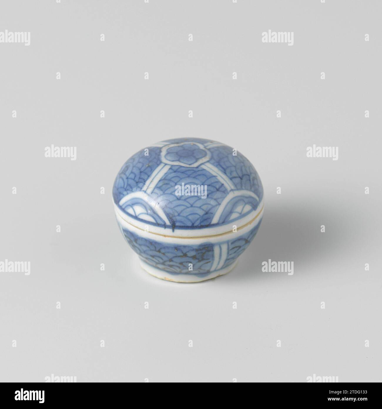 Round box with a wave pattern and blossoms, anonymous, c. 1650 Round ...