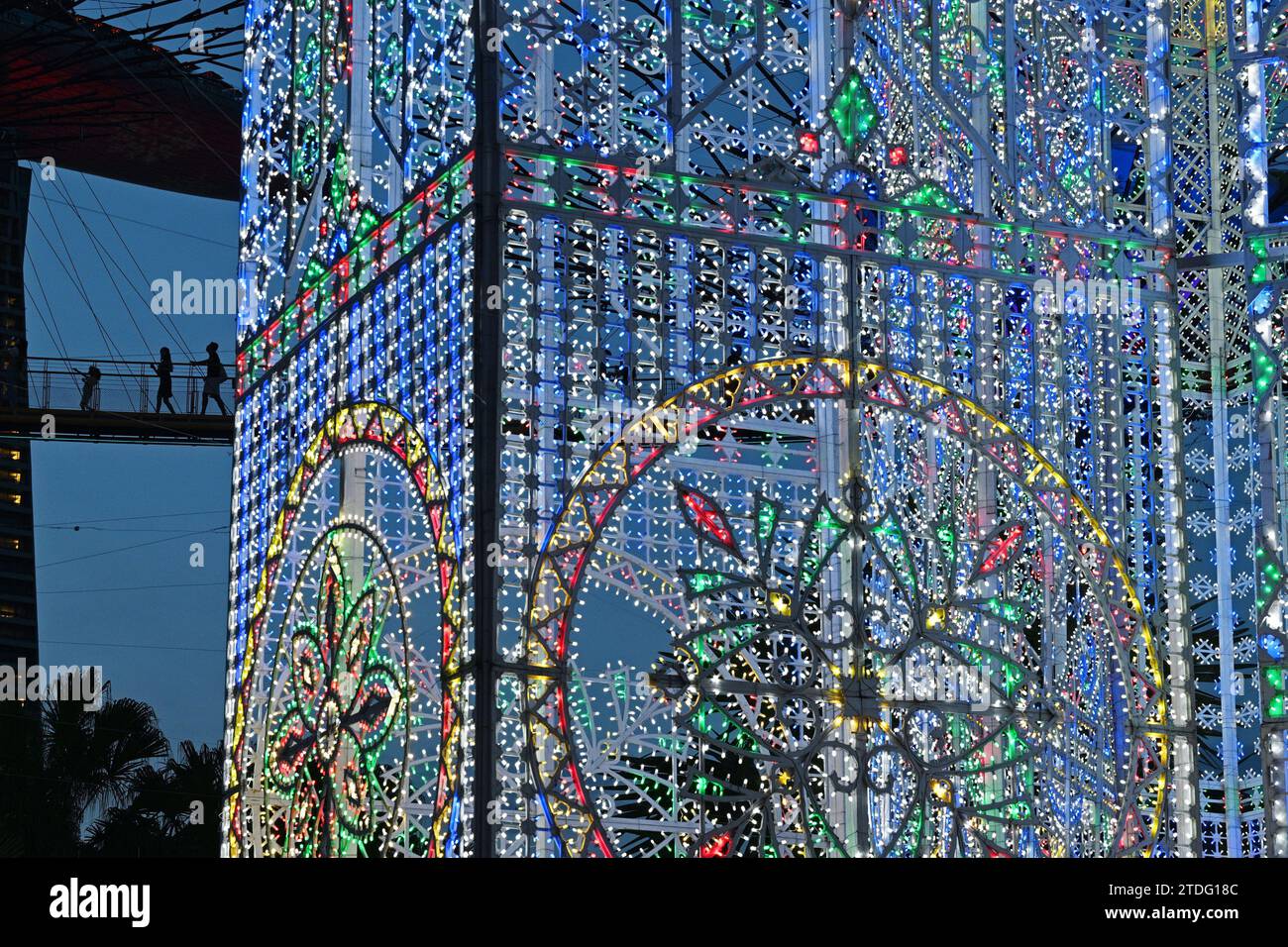 Singapore. 18th Dec, 2023. Light installations for Christmas are seen ...
