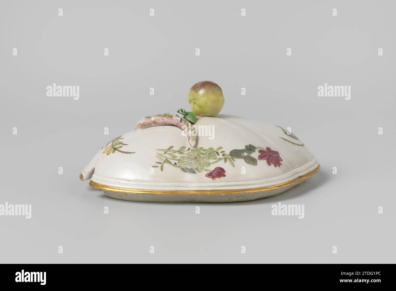 Terrine lid, Weesper Poreleinfabriek, 1759 - 1771 Terrine lid. On the ...