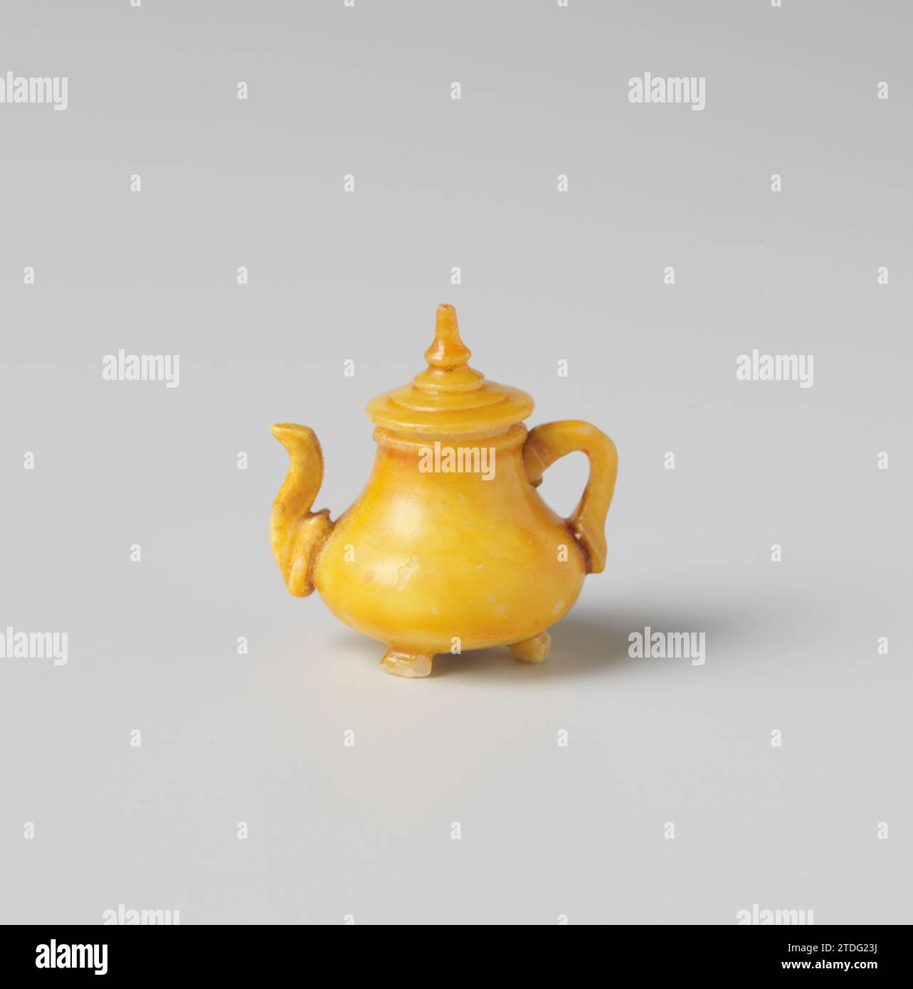 Teapot with lid, yellow, anonymous, c. 1750 - c. 1800 Teapot of yellow ...