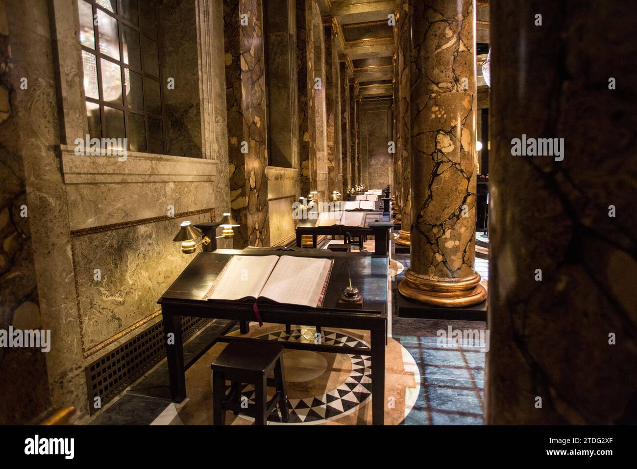 Harry potter dragon alley movie hi-res stock photography and images - Alamy