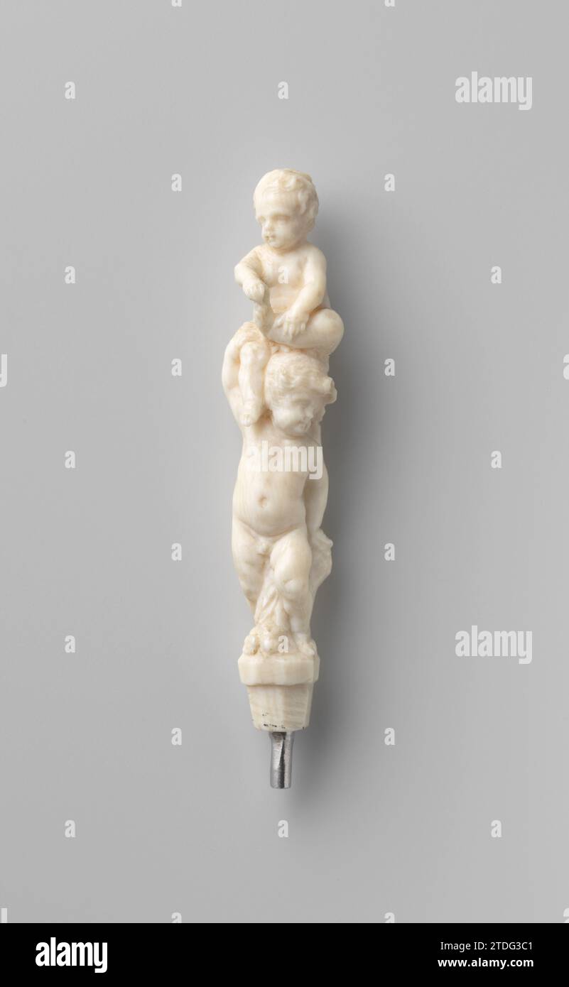 Cutlery with children playing, Anonymous, 1675 - 1700 Over a stump ...