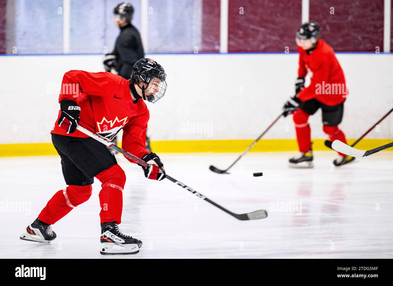 MALMÖ 2023-12-18Macklin Celebrini (17) when Canada's team trains in ...
