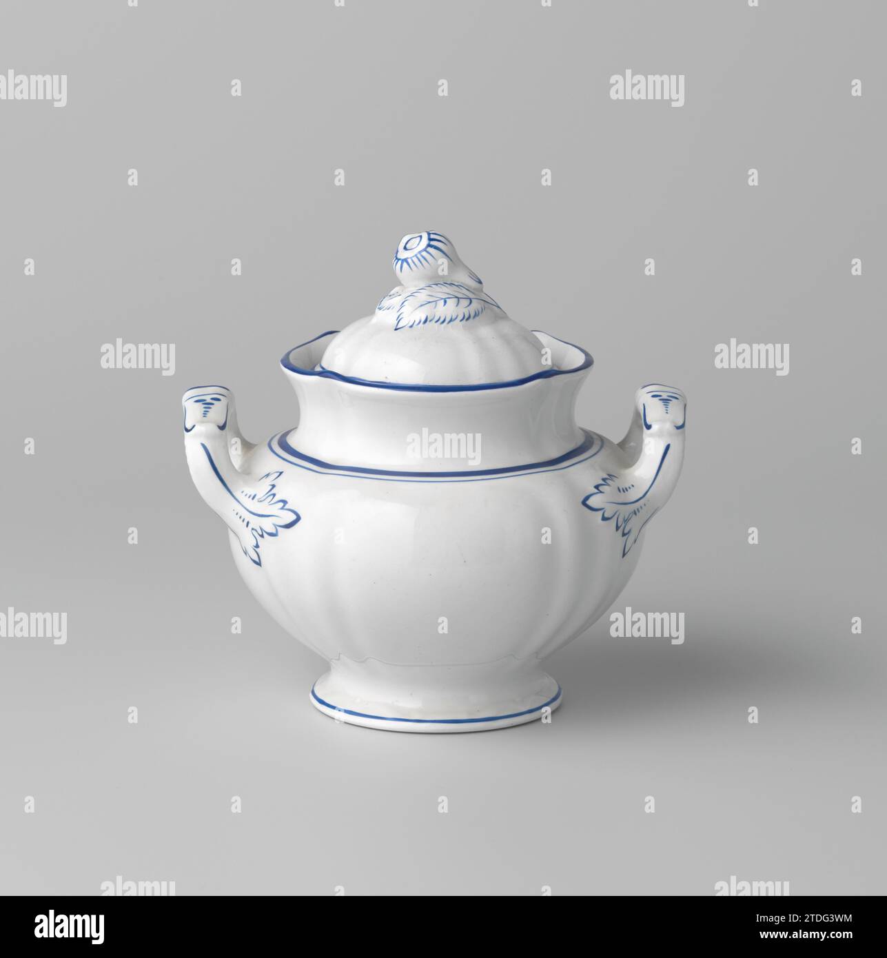 Lid, white, with blue piping and peer -shaped lid button, Petrus Regout ...