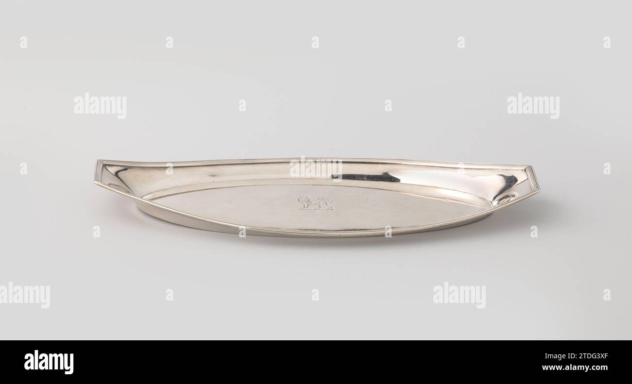 Dish, barge -shaped, with filetly, fa. Diemont, 1821 The barge -shaped ...
