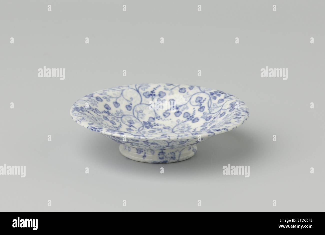 Scale on foot, Round, Petrus Regout, 1867 Scale on foot of earthenware ...