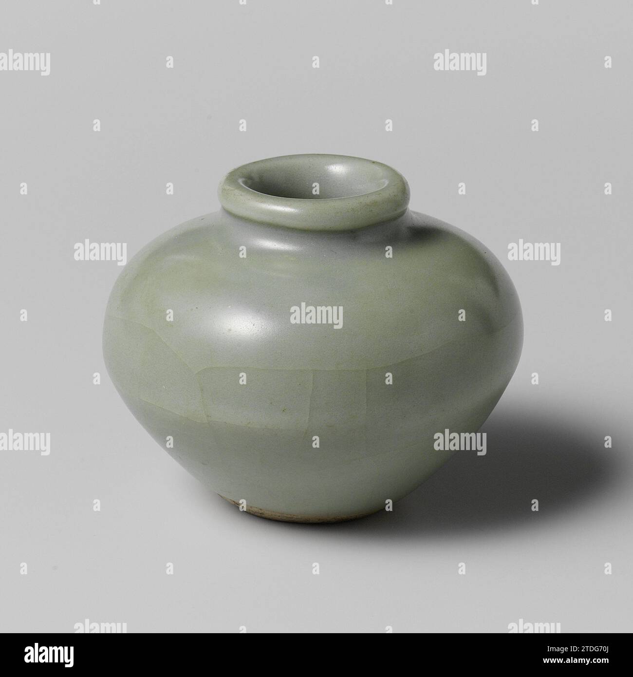 Squatm ovoid jar, anonymous, c. 1400 - c. 1599 Painted, egg -shaped pot of stoneware, covered ...