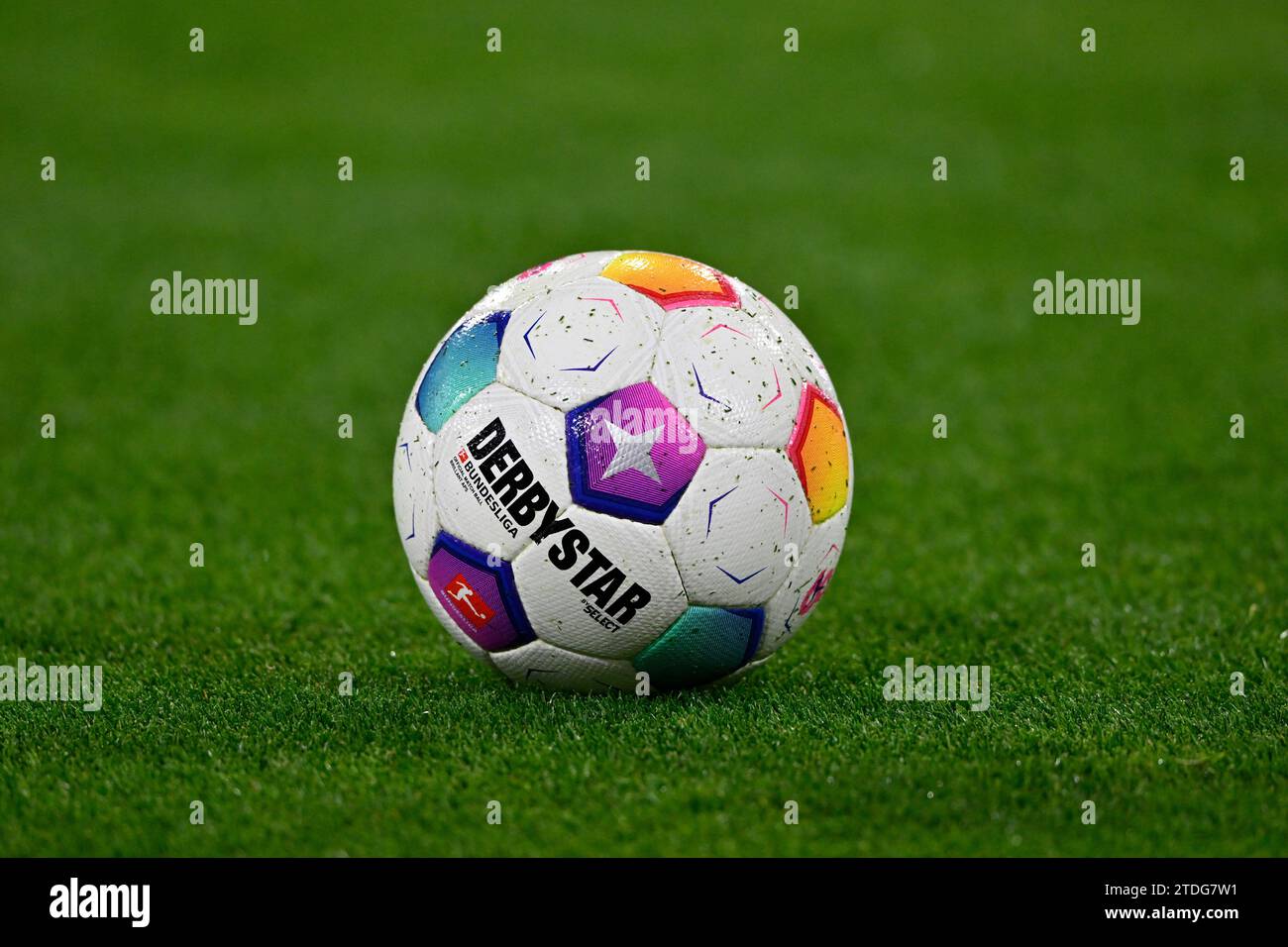 Muenchen, Deutschland. 17th Dec, 2023. Adidas Derbystar Spielball auf ...
