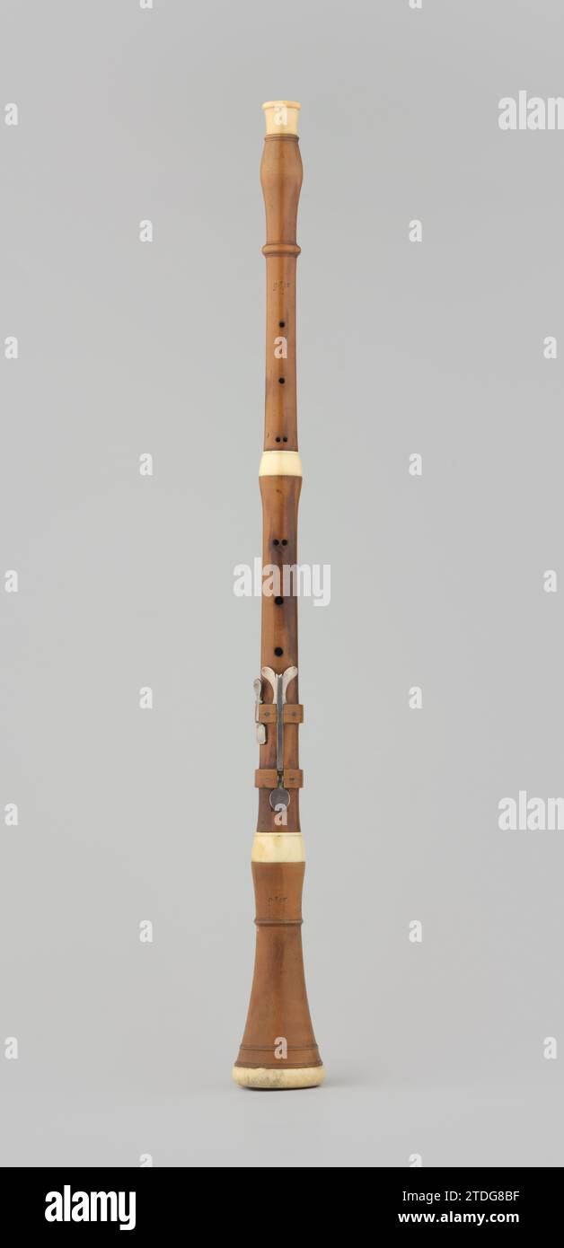 Oboe, Gilles Lot, c. 1750 Hobo of palmhout with four ivory rings and a ...