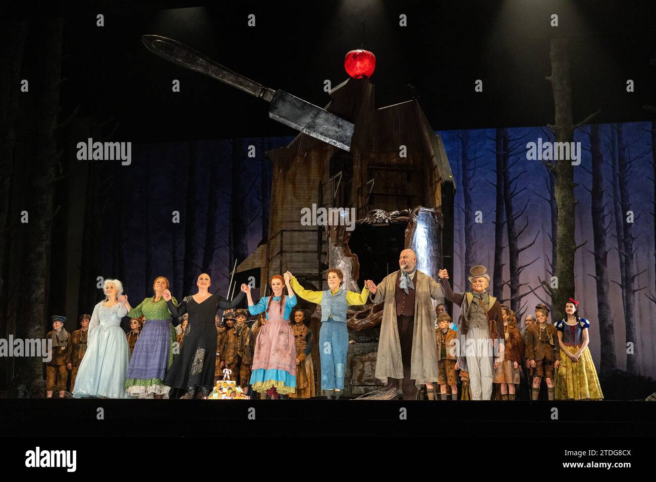 Curtain call stage hi-res stock photography and images - Alamy