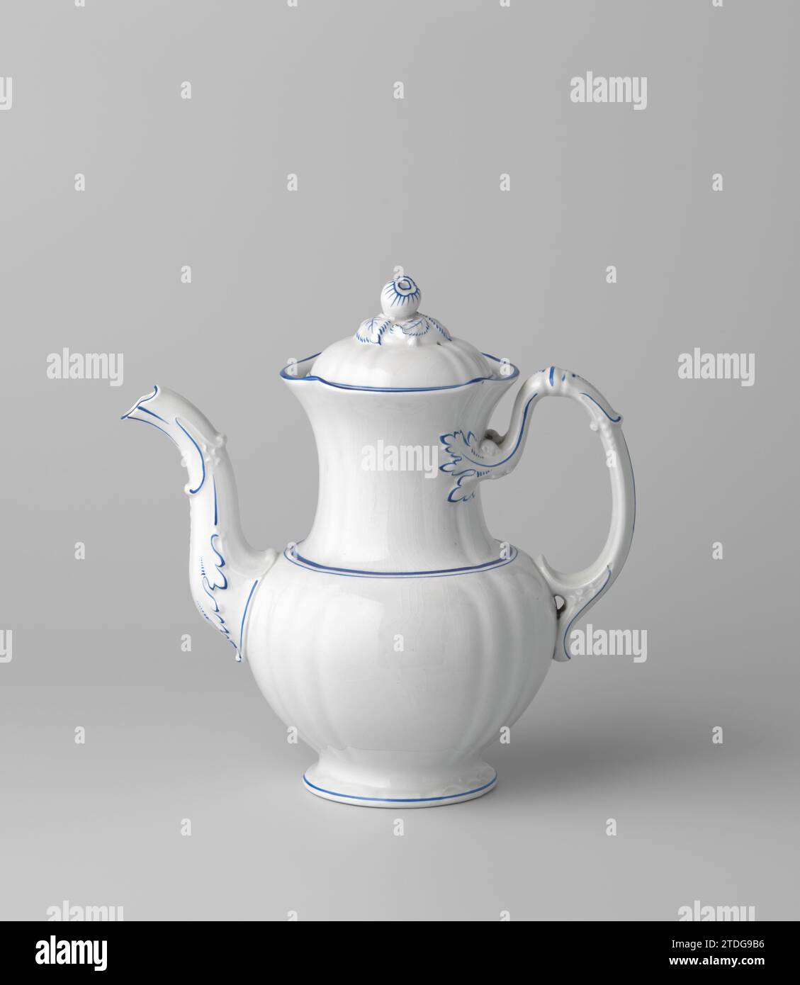 Lid, white, with blue piping and peer -shaped lid button, Petrus Regout ...