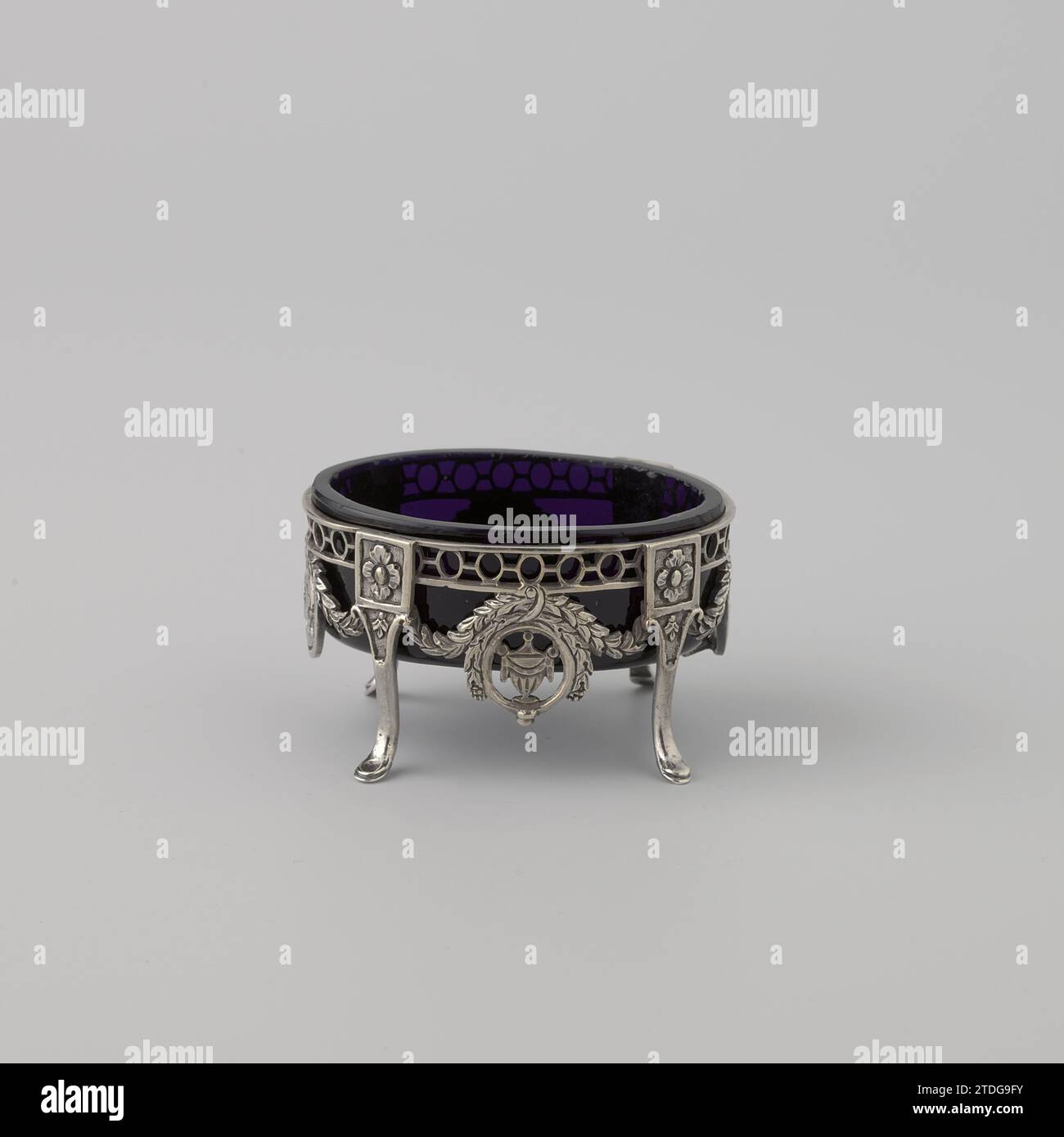 Zoutvat on four legs, oval, with leaf hangers and medallions, Wouterus ...