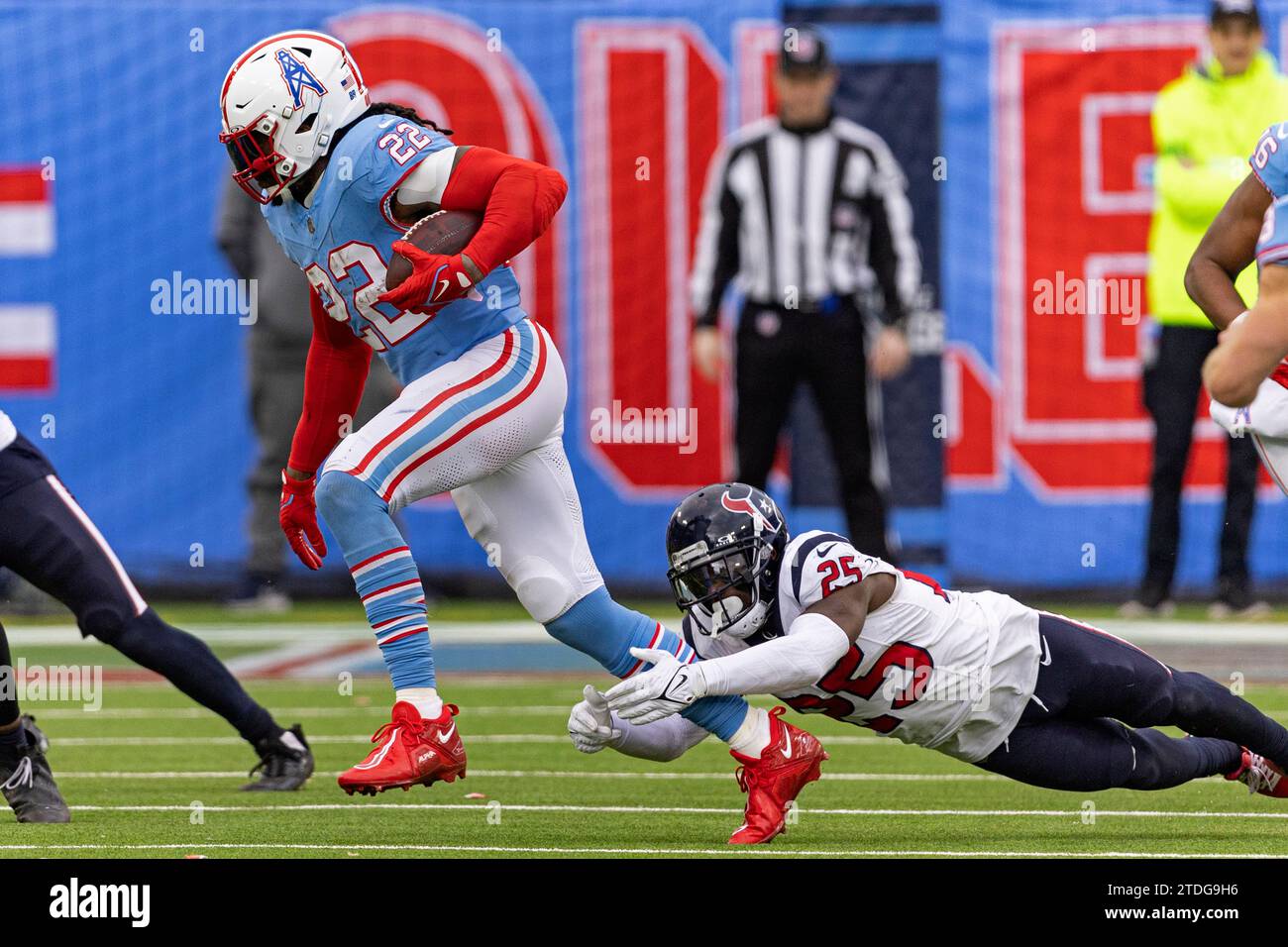 Tennessee Titans running back Derrick Henry (22) runs for yardage as he ...