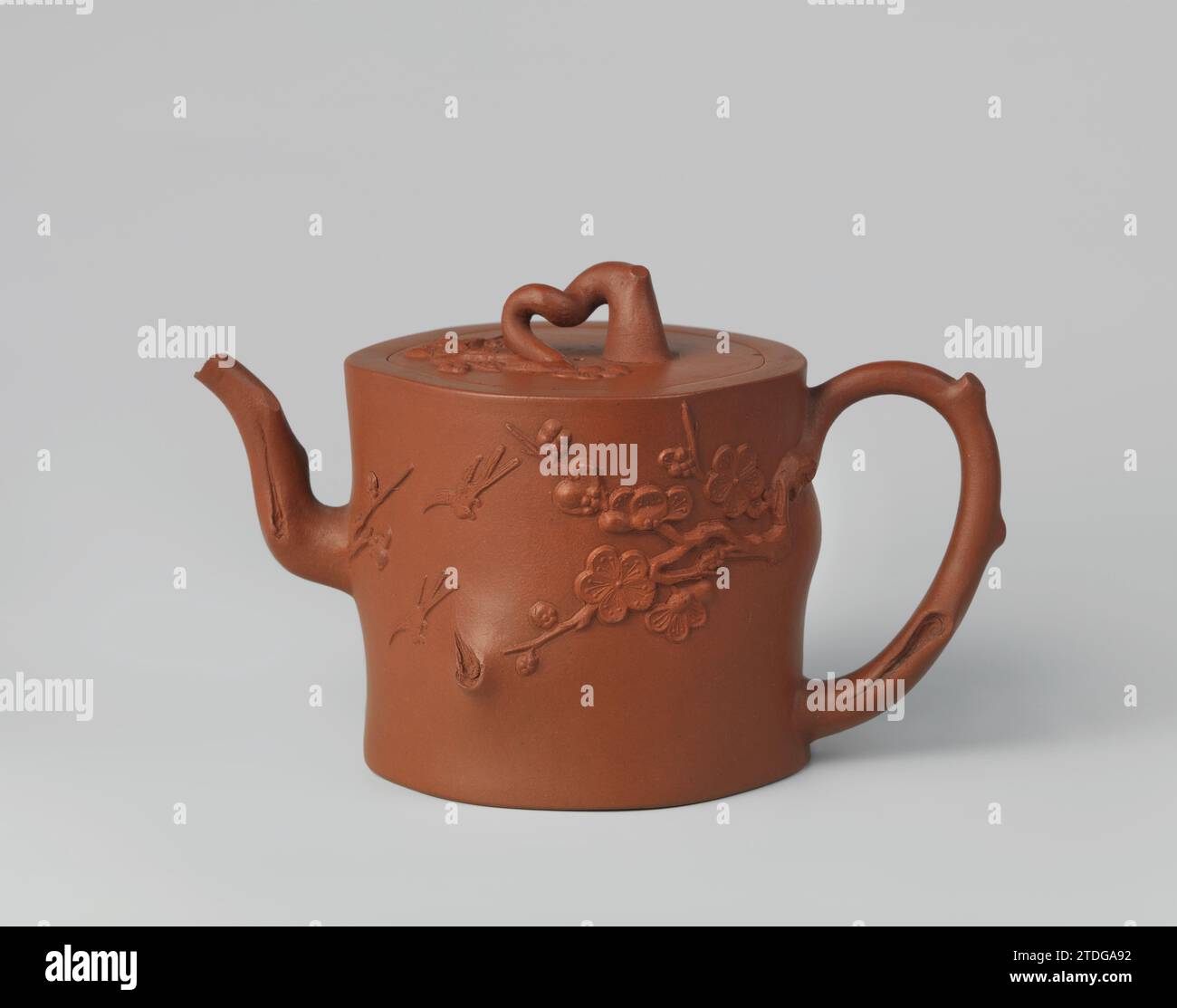 Teapot with prunus sprays, birds and a butterfly, anonymous, c. 1700 ...