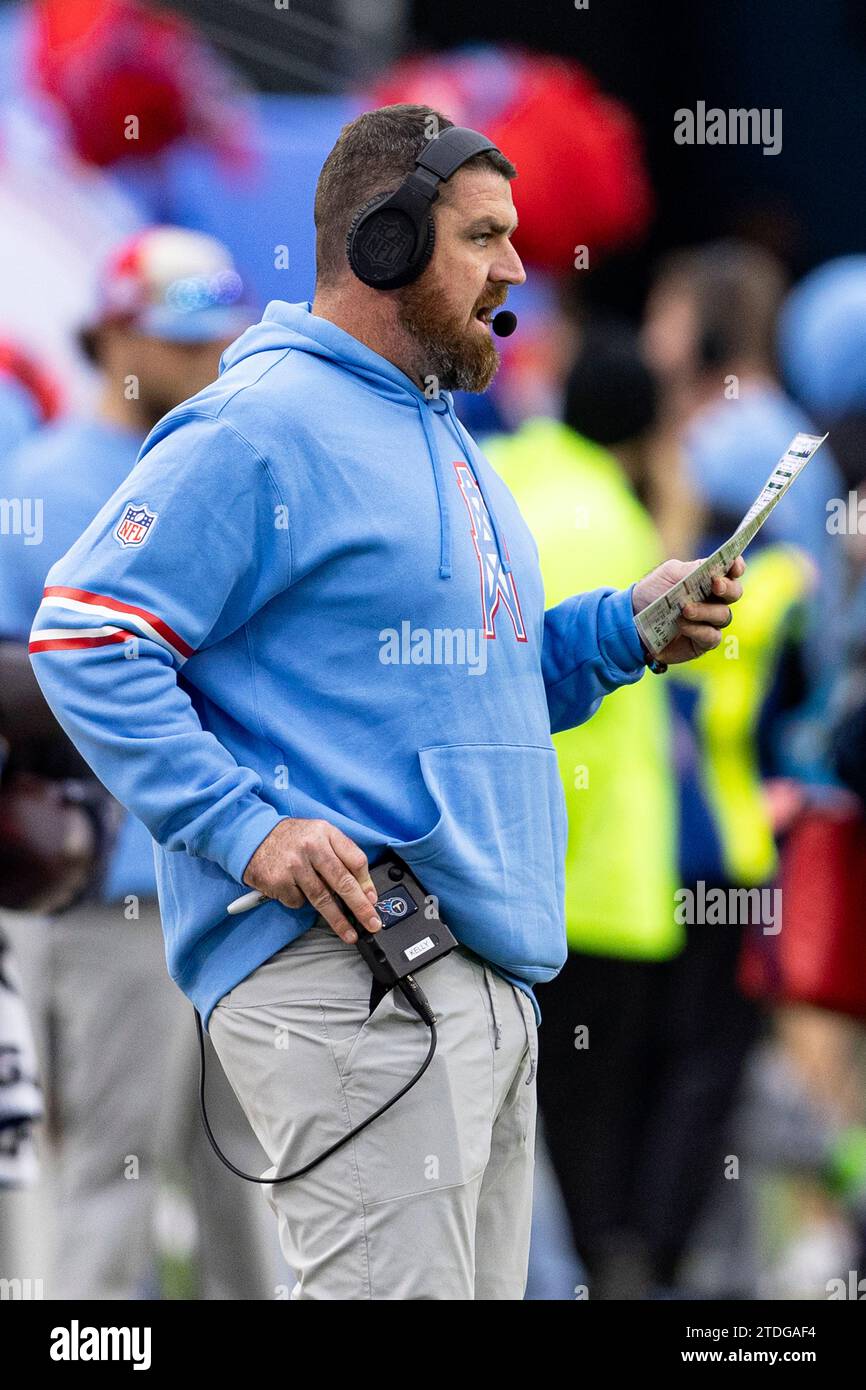 Tennessee Titans offensive coordinator Tim Kelly talks on his headset ...