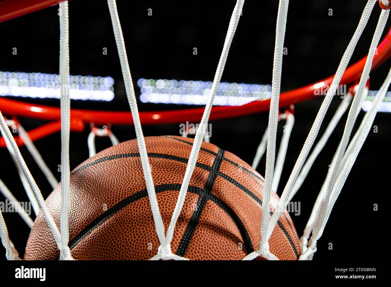 Ball falling net basketball hi-res stock photography and images - Alamy