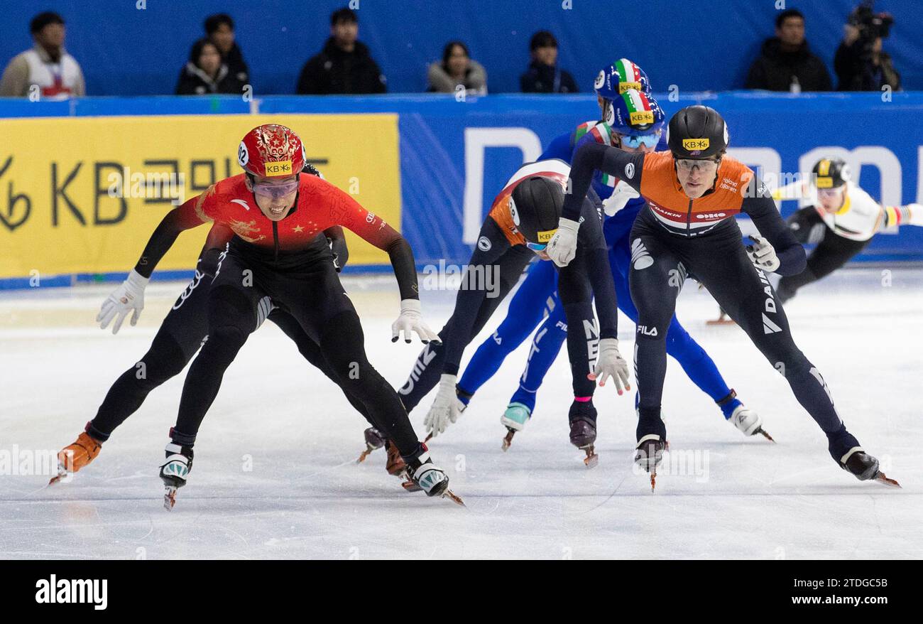 Seoul, South Korea. 17th Dec, 2023. From left, Skaters of China, the ...